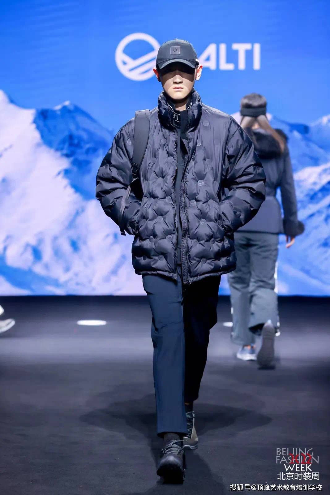 顶峰模特 2022SS北京时装周服装展示-搜狐大视野-搜狐新闻