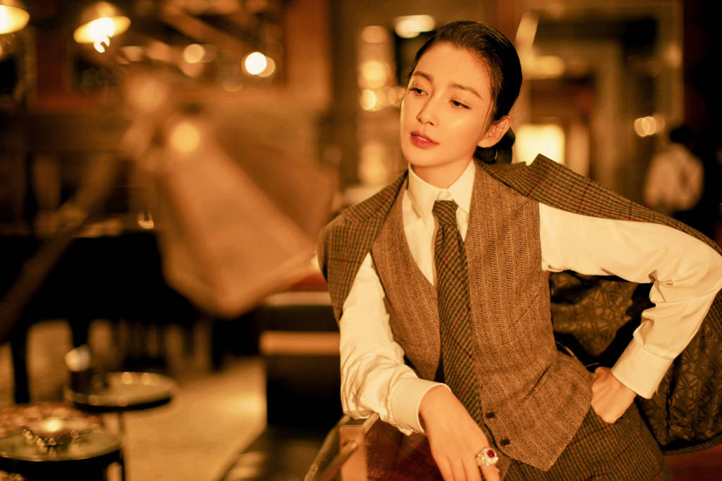 李冰冰穿帅气西装拍摩登大片 大长腿身材保养有方-搜狐大视野-搜狐新闻