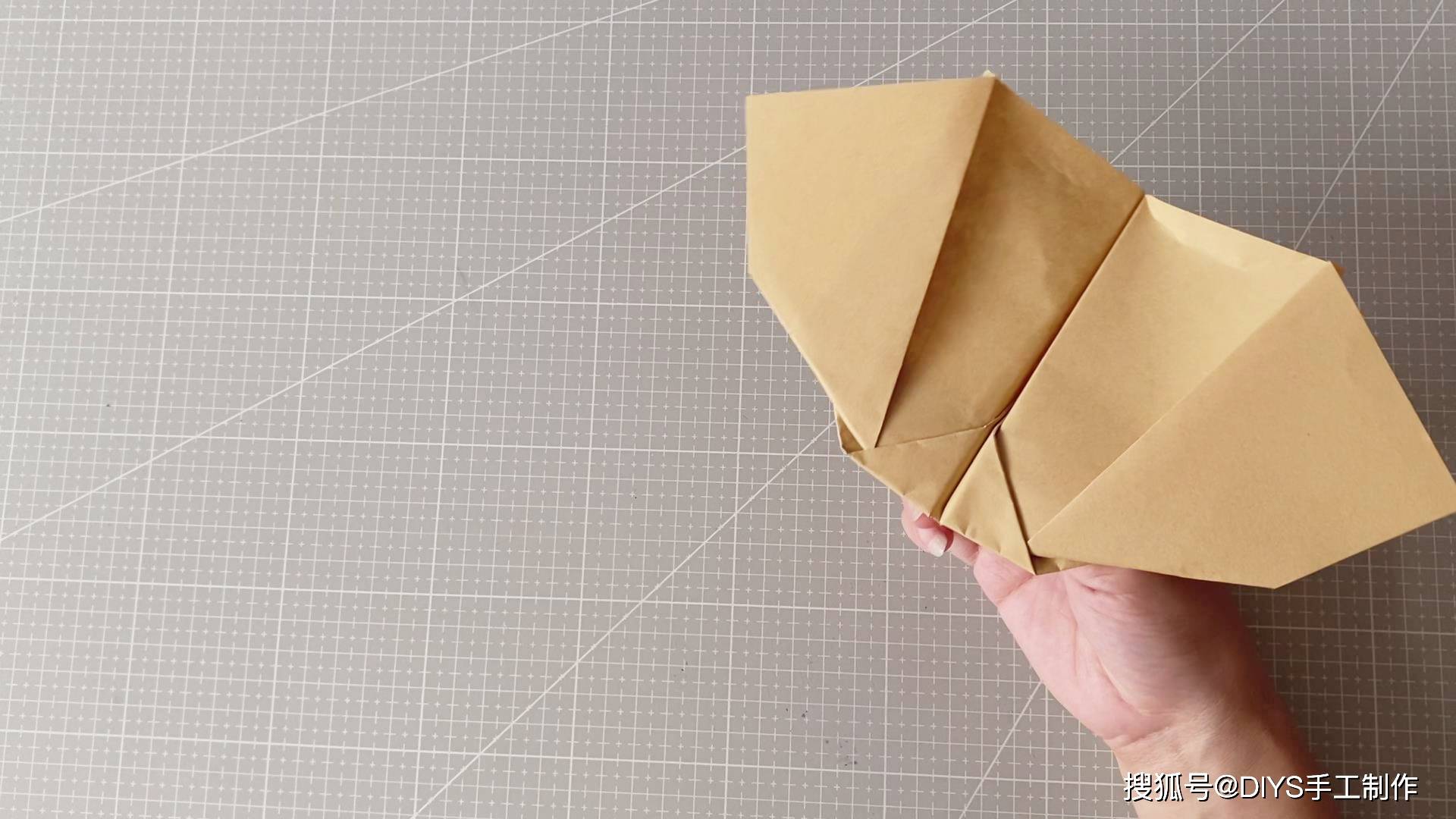 漂亮的蝴蝶仿生振翅纸飞机-搜狐大视野-搜狐新闻