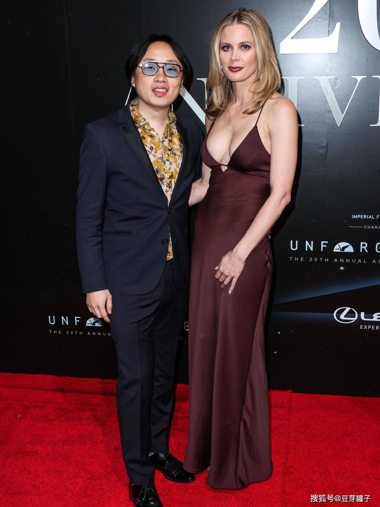 女星Brianne Kimmel穿吊带礼服，曲线凹凸性感迷人-搜狐大视野-搜狐新闻