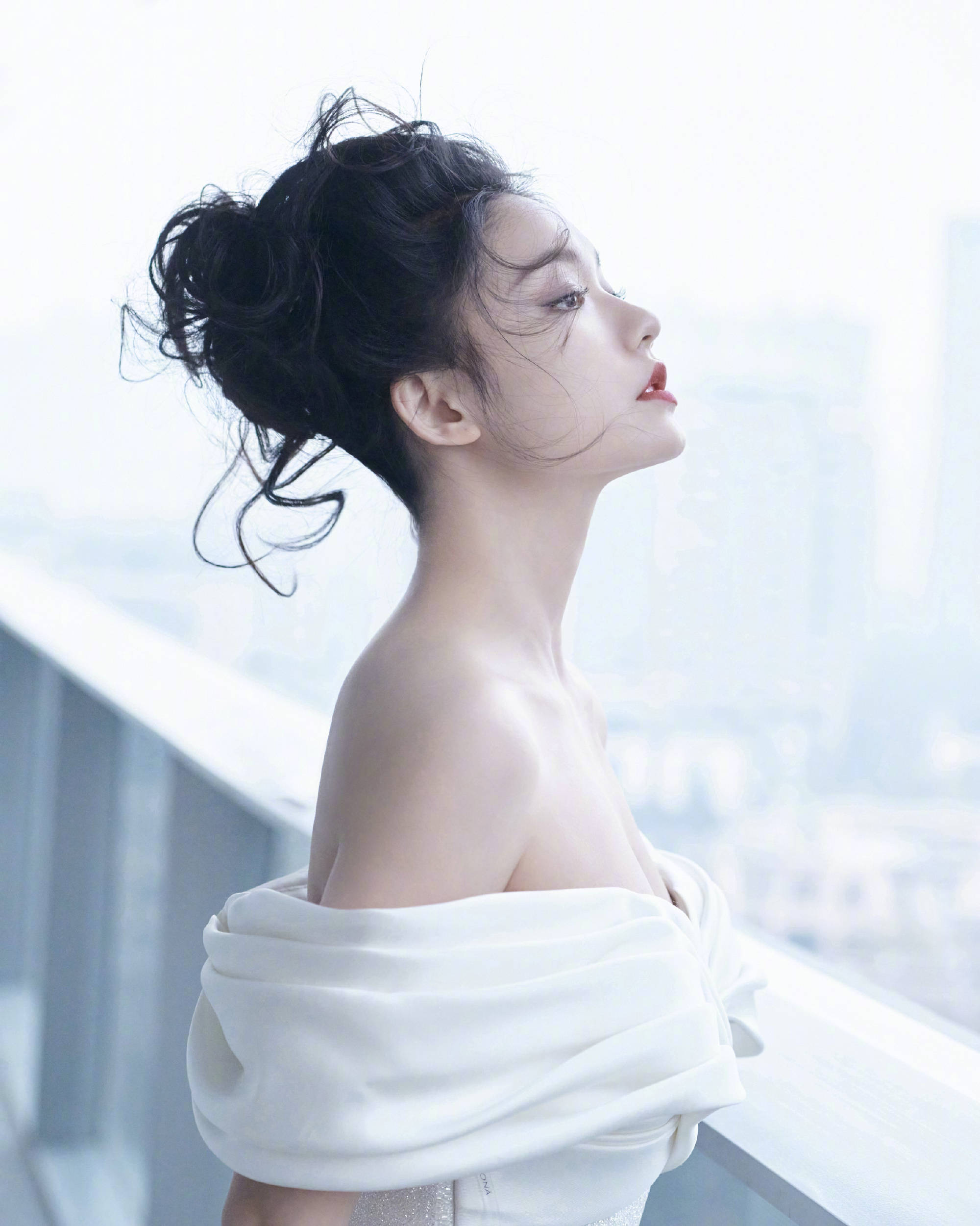 林允穿复古抹胸礼裙秀香肩 红唇黑发尽显妩媚性感 搜狐大视野 搜狐新闻