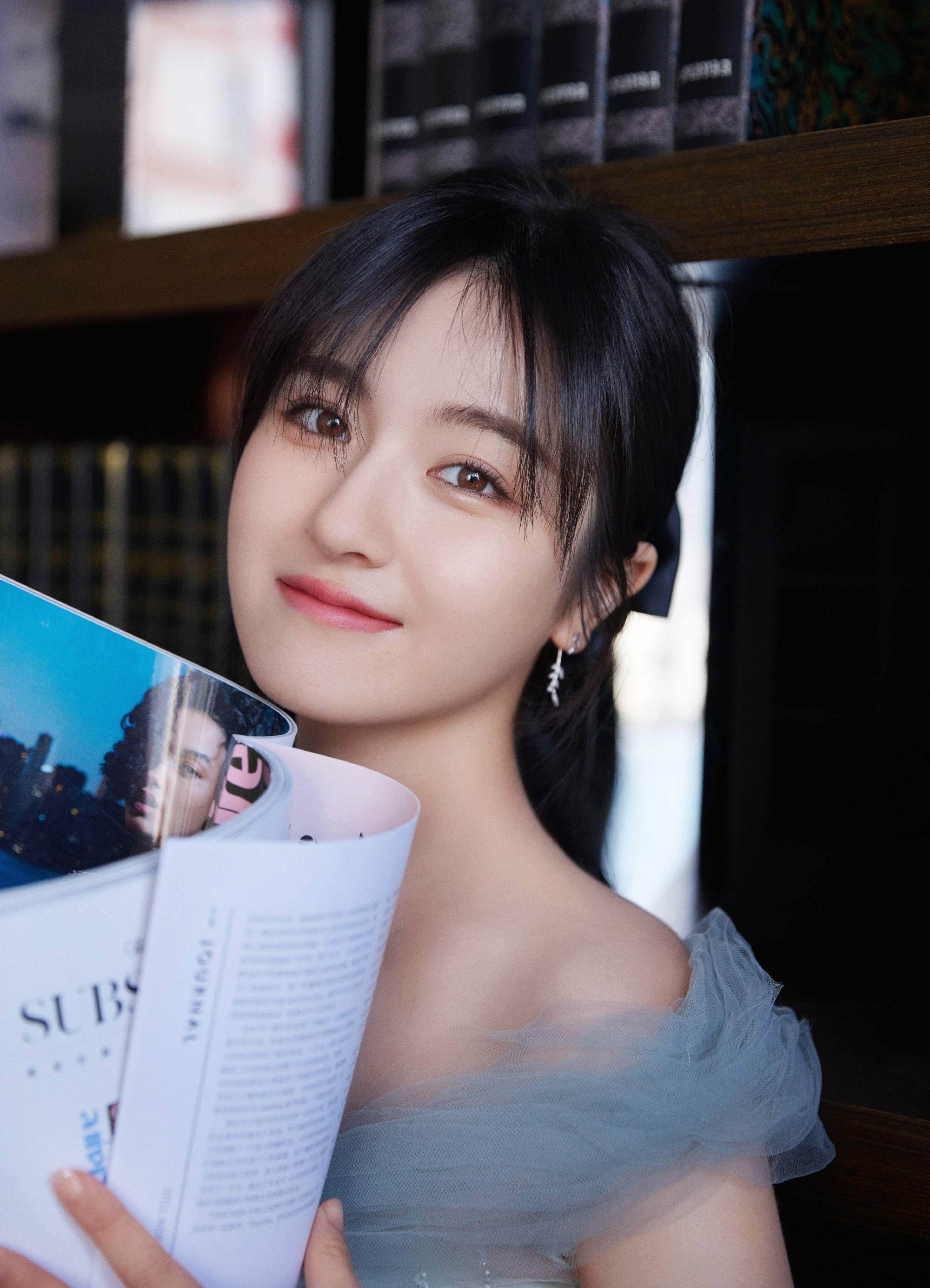 李兰迪春日泳池边戏水 一字肩纱裙尽显温柔-搜狐大视野-搜狐新闻