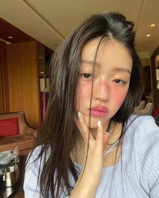 Oh my girl成员YooA晒美照 对镜自拍秀蚂蚁腰-搜狐大视野-搜狐新闻