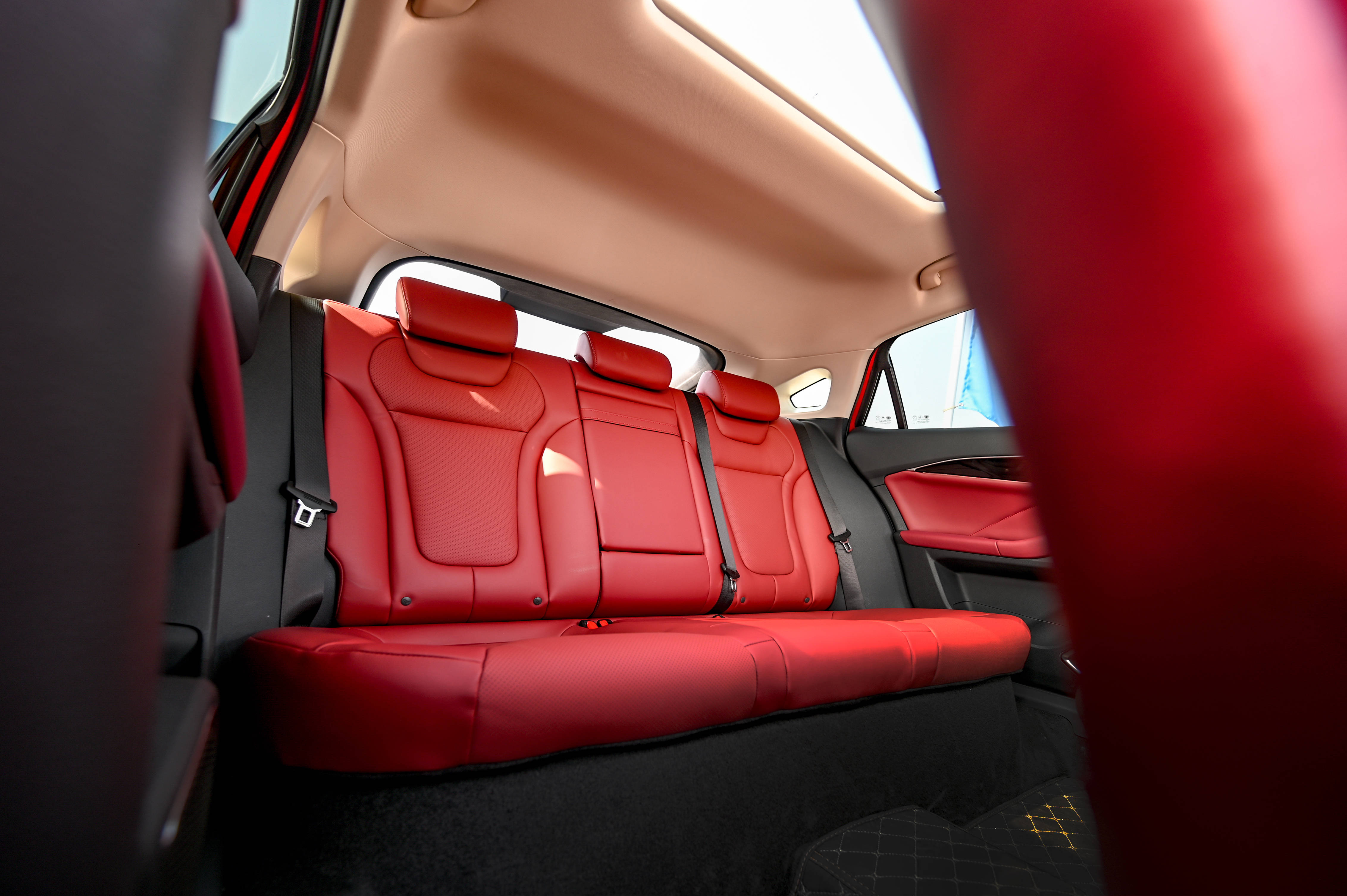 奔腾B70拥有第一眼就令人过目不忘能力_搜狐汽车_搜狐网