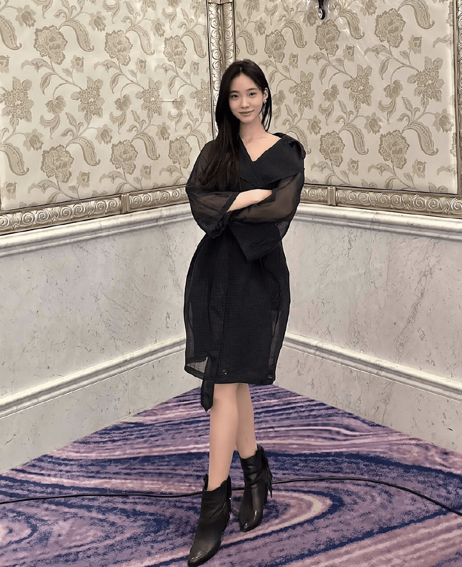 小s带女儿们参加婚宴 二女儿穿搭成熟气质不输妈妈 搜狐大视野 搜狐新闻