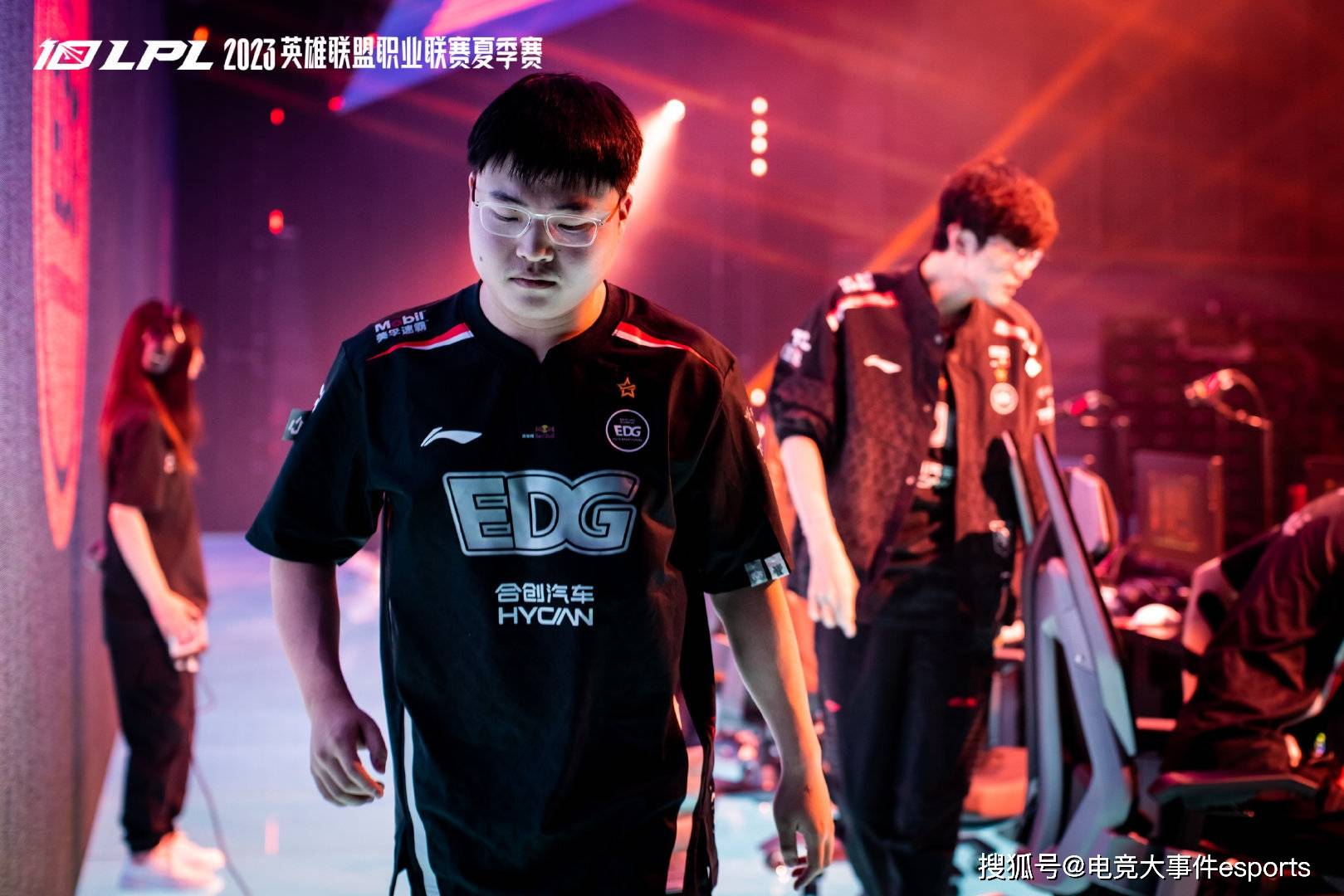 Uzi时隔多年再次拿出薇恩，EDG让1追2拿下WE，旧时代的AD依然能战-搜狐大视野-搜狐新闻