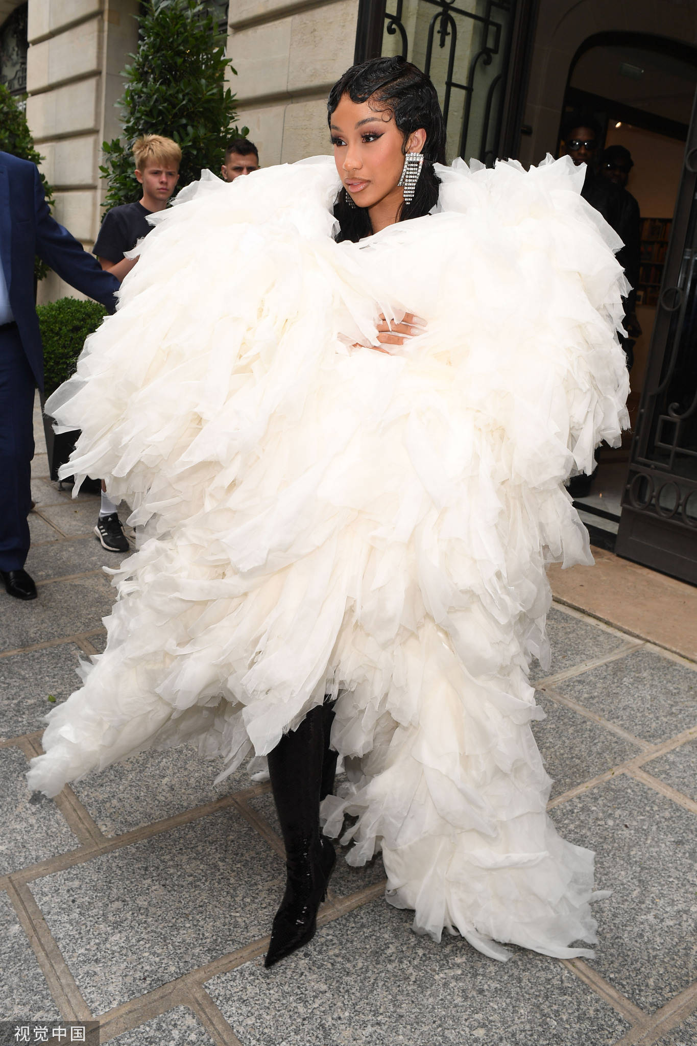 Cardi B一身夸张系白纱长裙 脚踩黑色尖头鞋很slay-搜狐大视野-搜狐新闻