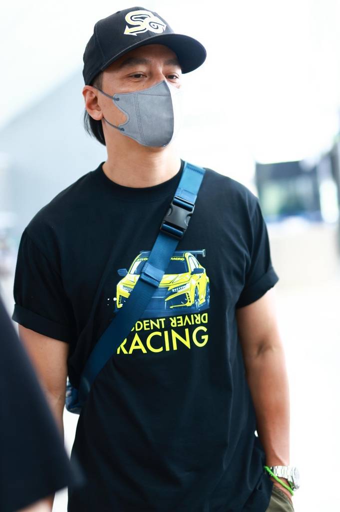 吴彦祖结束苏州GTSHOW改装车展活动后现身上海机场-搜狐大视野-搜狐新闻