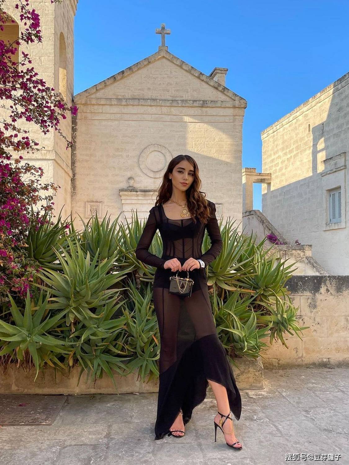 性感女星Caylee Cowan户外写真，曲线玲珑妩媚迷人-搜狐大视野-搜狐新闻