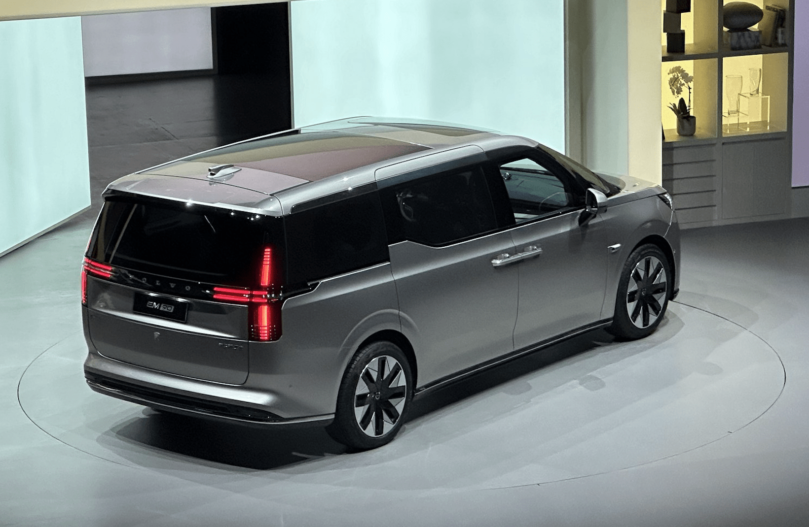 凭什么比极氪009贵30万？沃尔沃EM90发布，售81.8万元_搜狐汽车_搜狐网