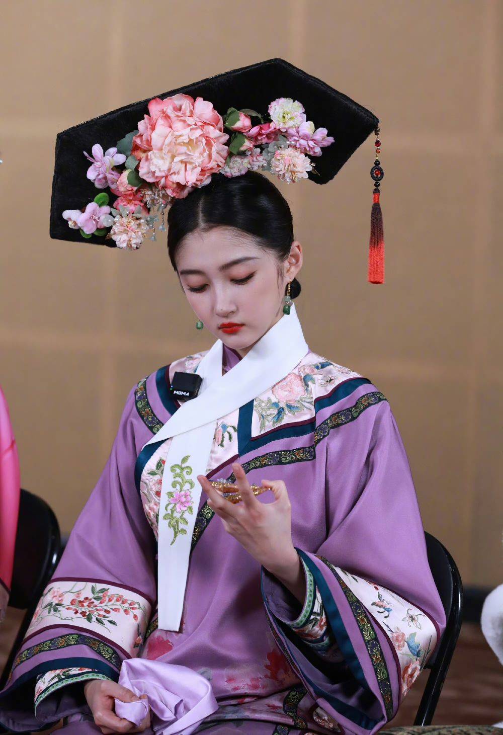 关晓彤清宫装好亮眼！一身烟紫色旗服，艳而不俗 搜狐大视野 搜狐新闻