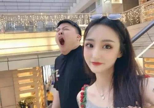 Uzi女友aomimi大秀身姿网友不禁感慨：难怪小狗不给她穿那些衣服_咪咪