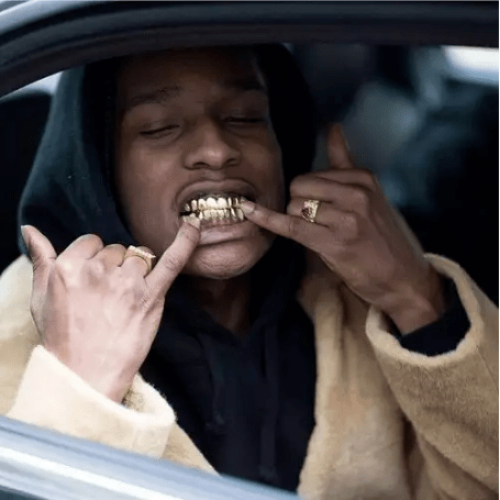 Travis Scott一排“牙”，天价球鞋给“爷”爬！_Grillz