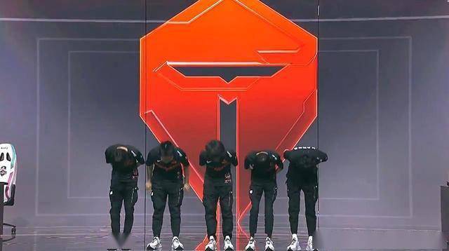 TES赛后采访knight回应“读书”：每局读书成为习惯了_Knight