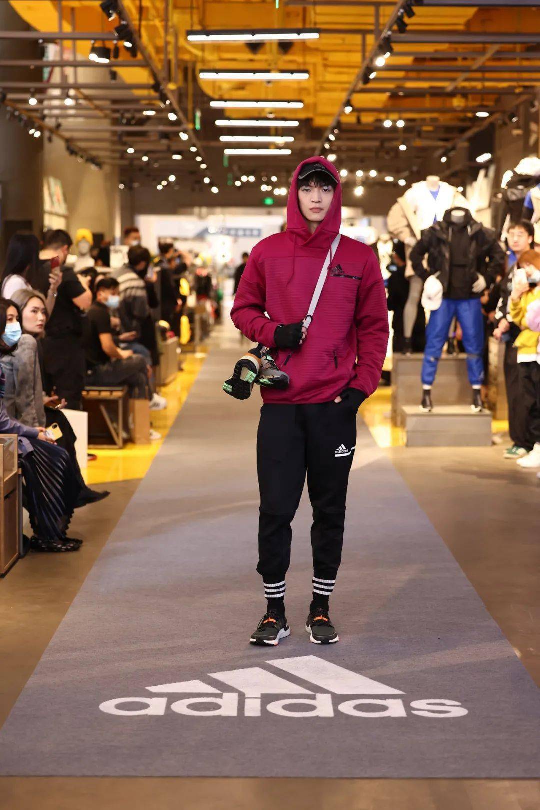 阿迪达斯联合UCCA Lab打造 冬日幻境， 全国门店线上线下联动，开启羽绒不服沉浸式体验-搜狐大视野-搜狐新闻