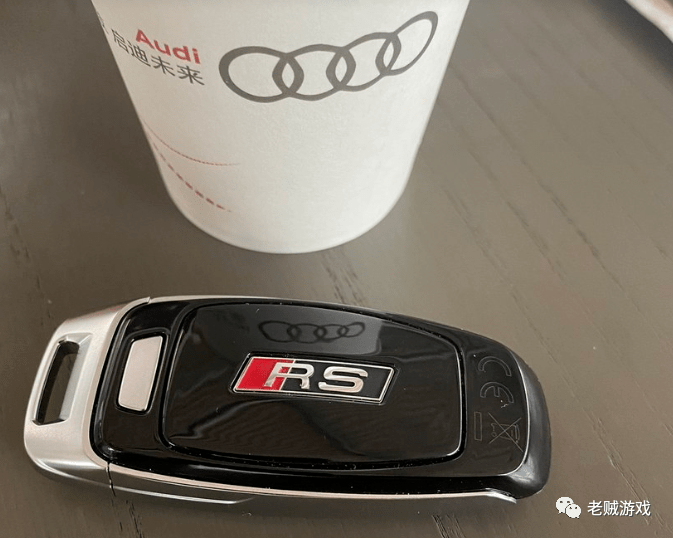 245万元买到奥迪RSQ8，23寸轮毂，加油时引起路人拍照_搜狐汽车_搜狐网