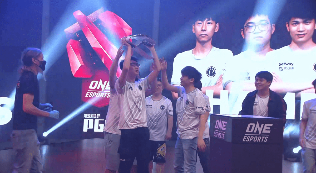 重磅！Dota2中国战队iG夺冠，让二追三引整个电竞圈围观，Emo太狂_Major