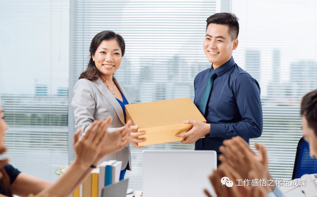 发工资同事起哄要你请客,低情商的总哭穷,高情商的这么干事情