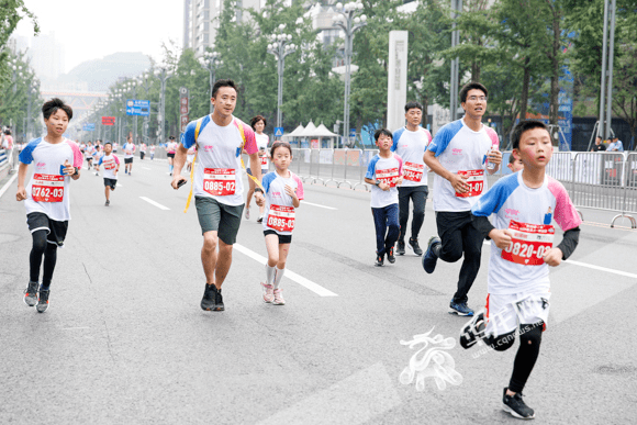 Parent-child themed marathon launches on Nanbin Road_Last