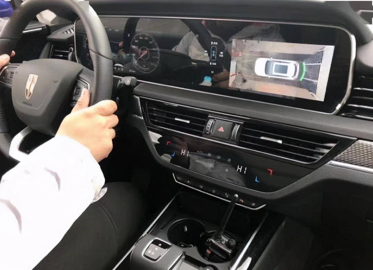 这才是“正经玩意”，新标+升级大屏，2022款红旗HS5亮相_搜狐汽车_搜狐网