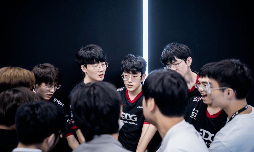 EDG七连胜超越LNG，IG惨败后跌到谷底，和RNG当“卧龙凤雏”_战队