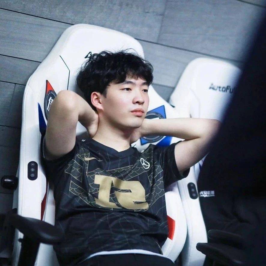 LNG爆冷击溃RNG，管泽元的连杀还在继续，GALA真成Uzi“替身”了_Cryin