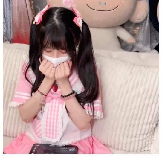 蔡萝莉晒出了自己真实的长相,看来整容失败之后,她也一直活在焦虑之中 鼻子