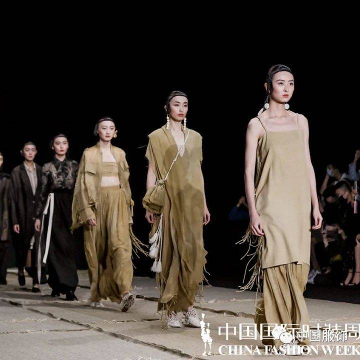 秀场 | 此心安处是吾乡，A.1 (art-one)梁云侠SS22“转场”系列发布_香云纱