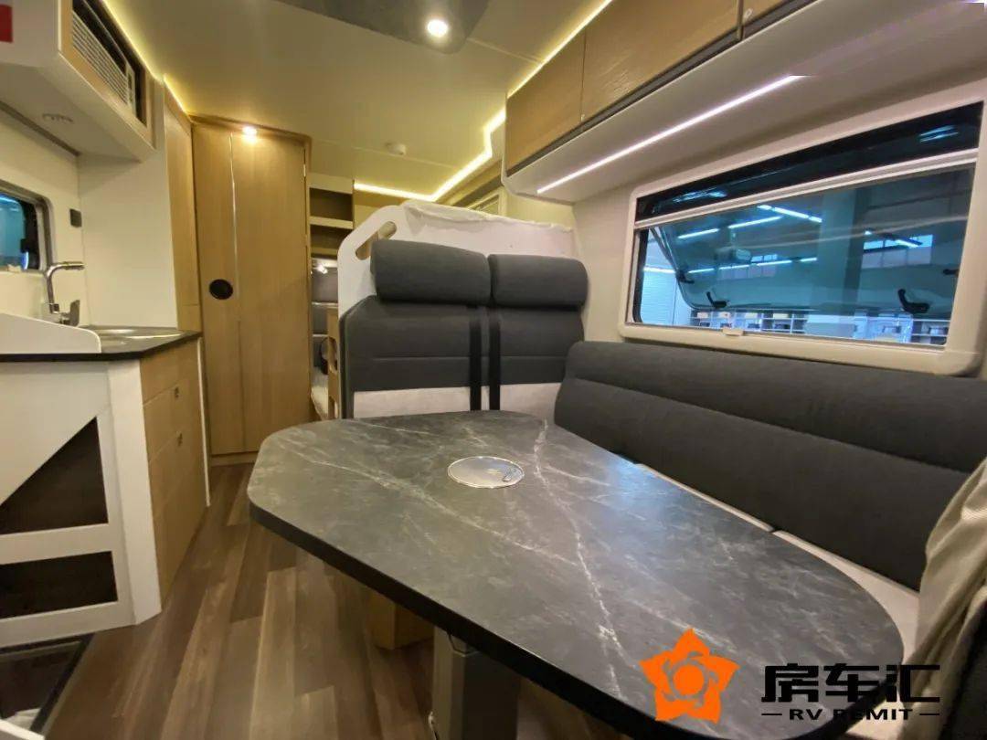 房车实拍｜福特C520 T型黑灰 皮实耐用、操控自由_搜狐汽车_搜狐网