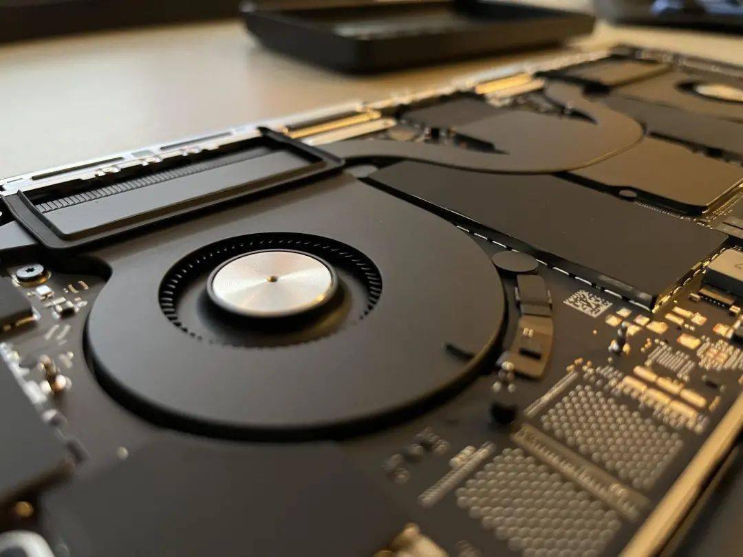 看看 | 14 英寸 MacBook Pro 内部，工业设计的美感_的内部