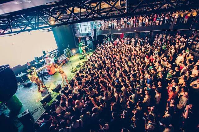 为什么越来越多的人都喜欢去LiveHouse？_演出_音乐_乐迷