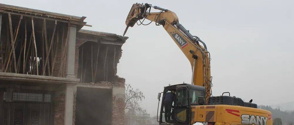 偷建抢建！隆回组织100余人依法拆除一违法建筑建设进行执法人员