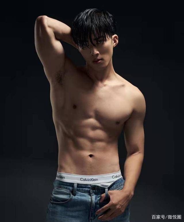 冷峻的面孔+潮范的穿搭，八块腹肌的男模超撩人，心跳都加速了_肌肉_质感_身材