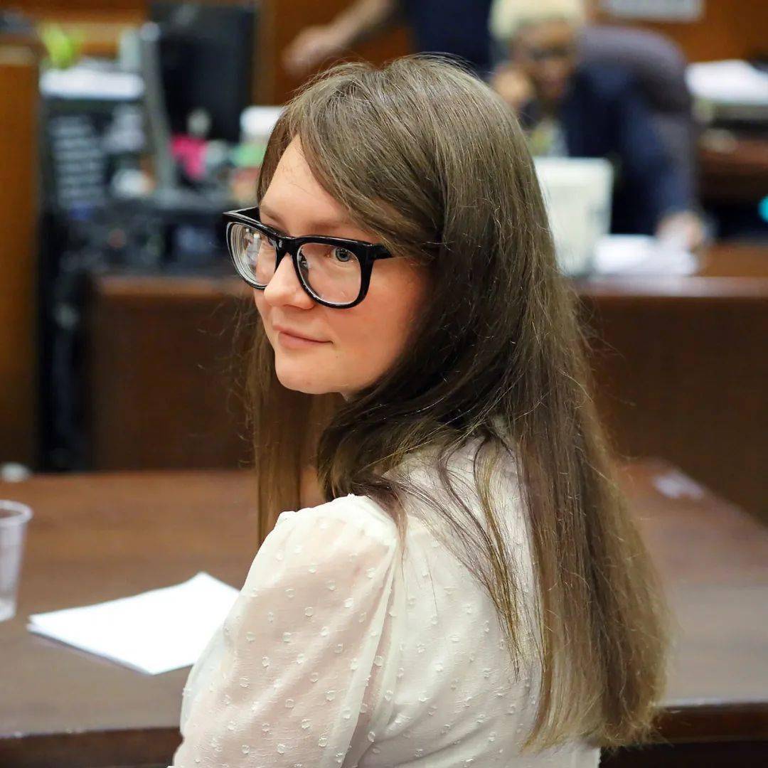 她是纽约第一假名媛，行骗3年无人发觉：网飞狂砸32万美金，只为买下她的故事？_安娜·德尔维_Anna_德国