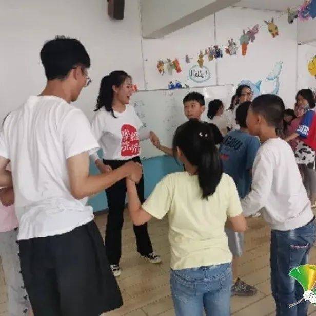 与孩子们的初相识活动龙曦晗笑容