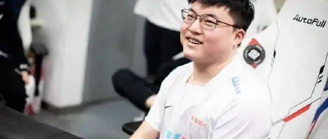 PDD评价Uzi：已是顶流却还重返赛场，本身就已经值得尊敬_比赛_Doggo_磨合