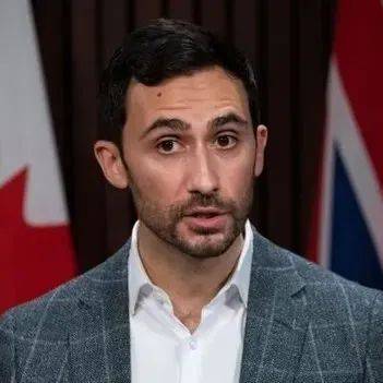 保守党明星候选人因在大学期间参与兄弟会“奴隶拍卖”而道歉_莱切_Chi_Sigma