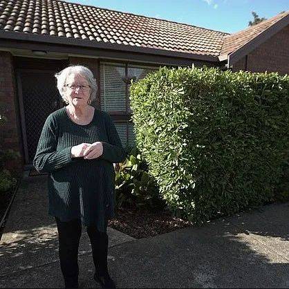 租房20多年，接了一个电话后成房主！澳7旬老人获赠房产，惊呆在现场_Perrett_Jane_生活