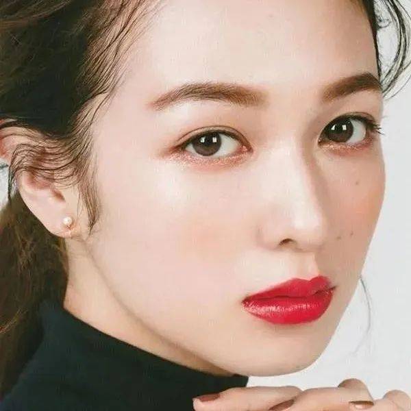 简单易学的高质感白富美妆容!实力打造 富家女”既视感!step眼影睫毛