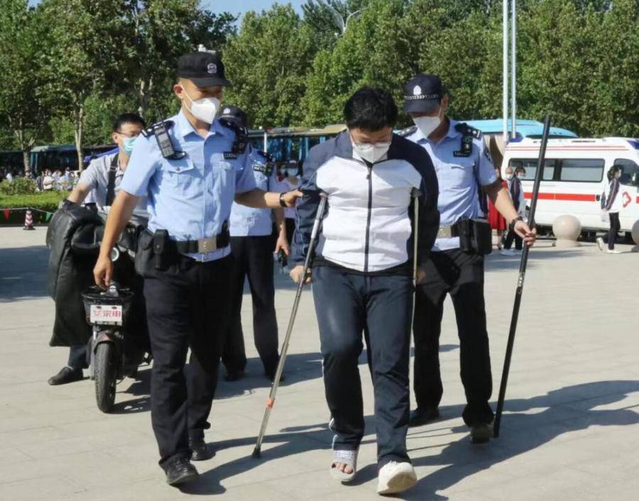 考生腿扭伤行动困难，临朐民警护送“最后一百米”考试考场考点 1557
