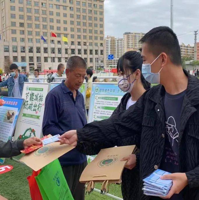 局内动态 海东市生态环境局积极开展“国际档案日”宣传活动工作群众咨询台 