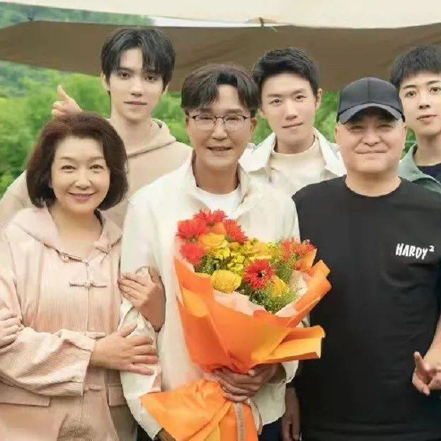 54岁江珊惹争议，参加杀青宴双手亲密挽上吴刚，二婚秘嫁田小洁_高曙光_夫妻_生活