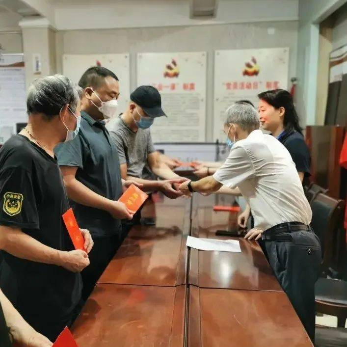 福建高院进社区慰问困难党员、老党员_问候_活动_ch_fjgy