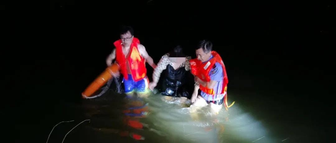 生死时速！庐山市一女子跳湖轻生！现场紧急救援···救生衣警方救助