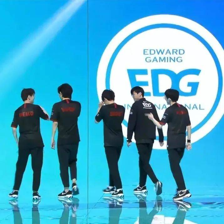 EDG淘汰LNG闯入下一轮！网友：RNG直通世界赛又进一步了_比赛_节奏_状态