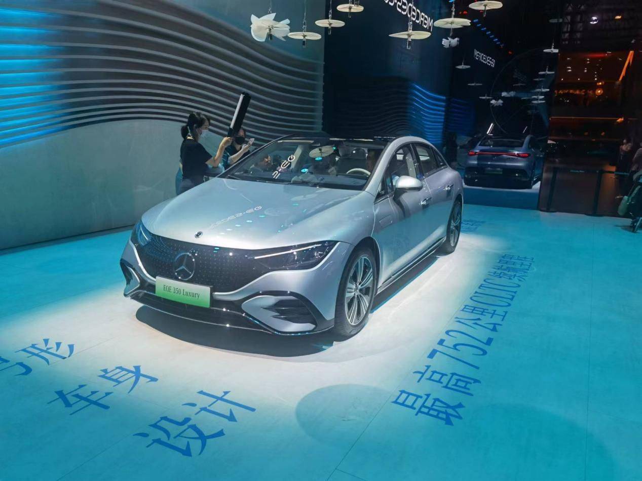 2022成都车展：首台EVA平台国产车型 52.8万起售 奔驰EQE公众亮相_搜狐汽车_搜狐网