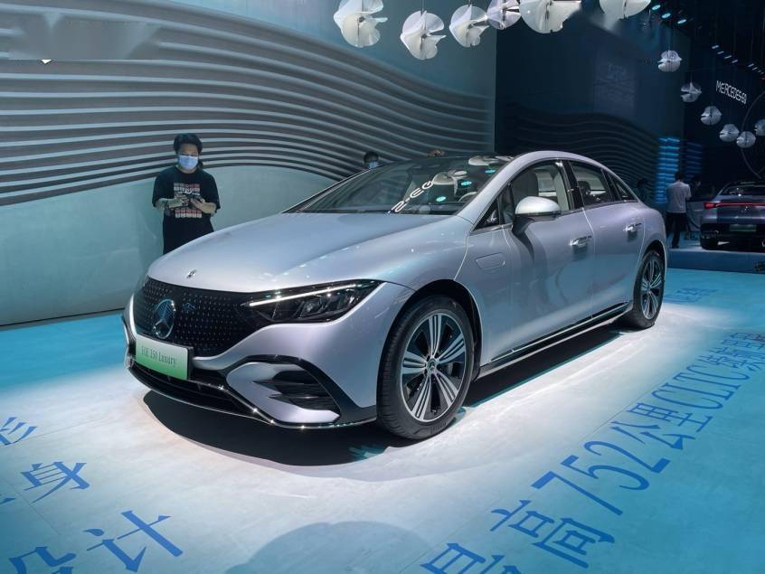 2022成都车展：北京奔驰EQE亮相 首款EVA平台在华量产轿车_搜狐汽车_搜狐网