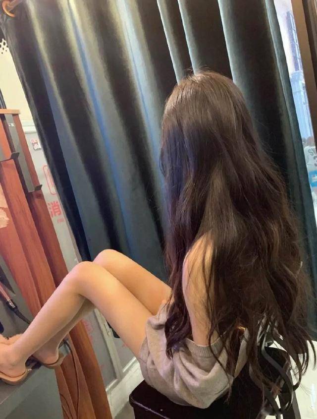 妹子这毛衣真够独特的啊,看了半天都没看明白呢