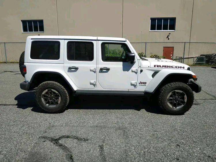 实拍新版JEEP牧马人，造型威猛，2.0T+8AT_搜狐汽车_搜狐网