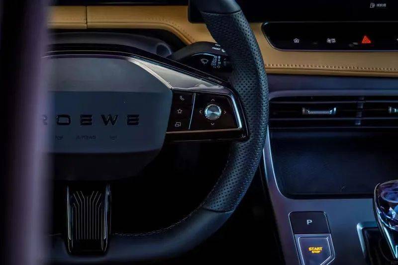 “27英寸4K全景无界滑移屏”拉满新奇感 抢先体验第三代荣威RX5_搜狐汽车_搜狐网